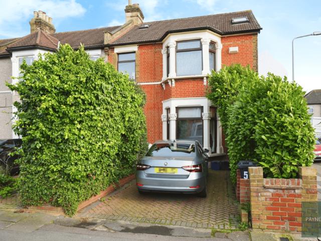 4 bedroom end of terrace house for sale