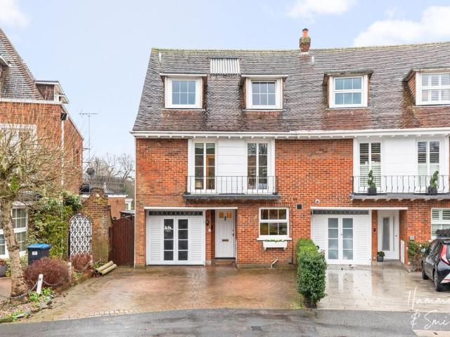 4 bedroom end of terrace house for sale
