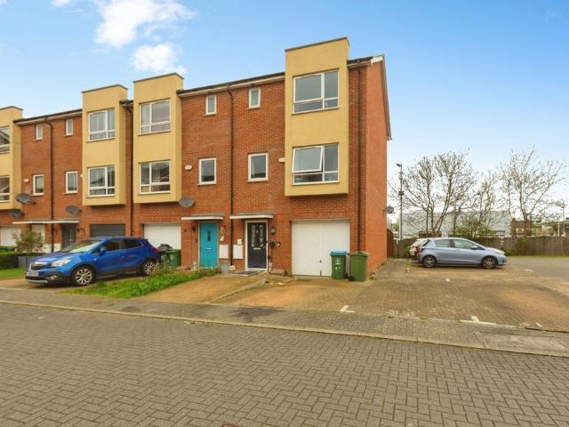 4 bedroom end of terrace house for sale