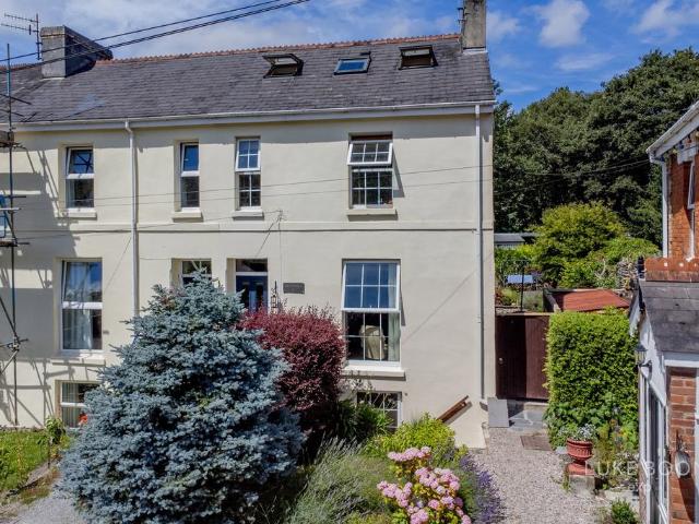 4 bedroom end of terrace house for sale