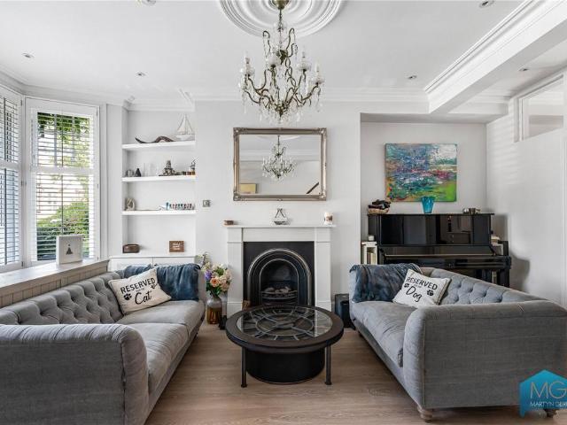 4 bedroom end of terrace house for sale