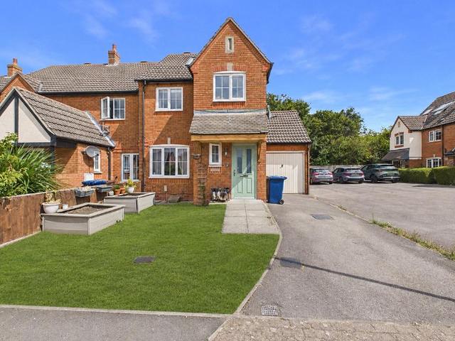 4 bedroom end of terrace house for sale
