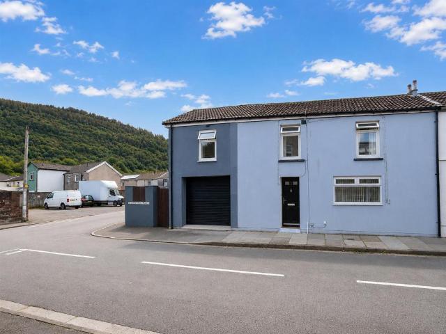 4 bedroom end of terrace house for sale