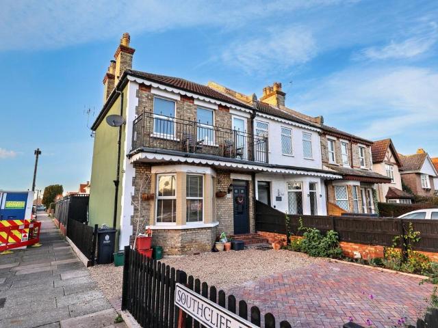 4 bedroom end of terrace house for sale