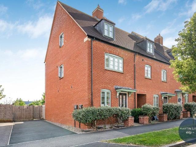 4 bedroom end of terrace house for sale