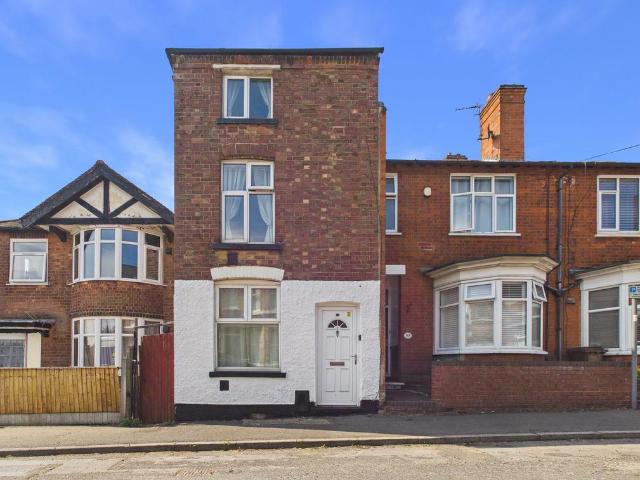 4 bedroom end of terrace house for sale