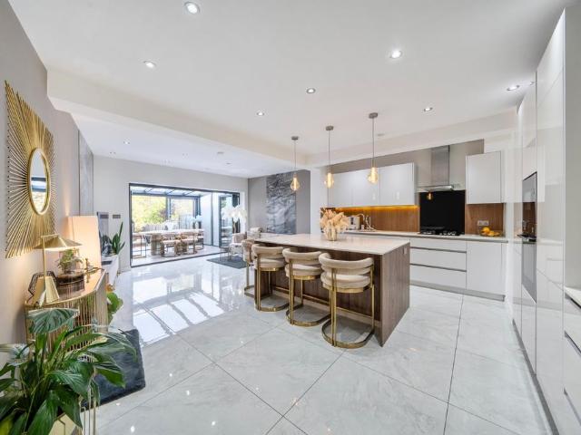 4 bedroom end of terrace house for sale