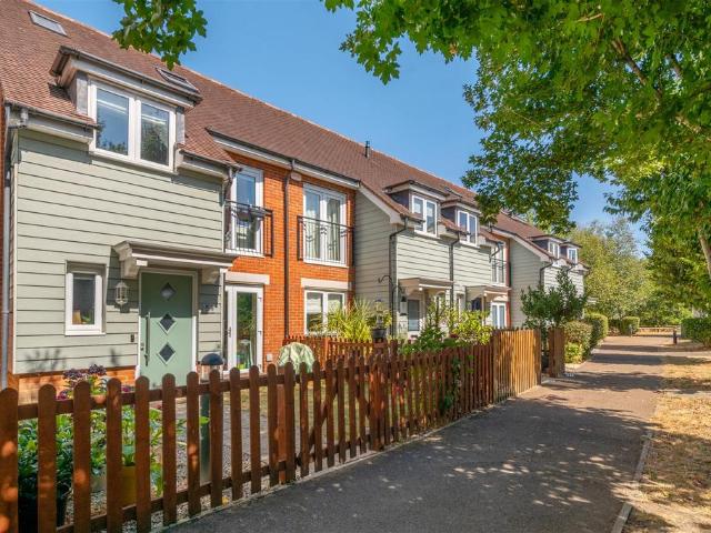 4 bedroom end of terrace house for sale