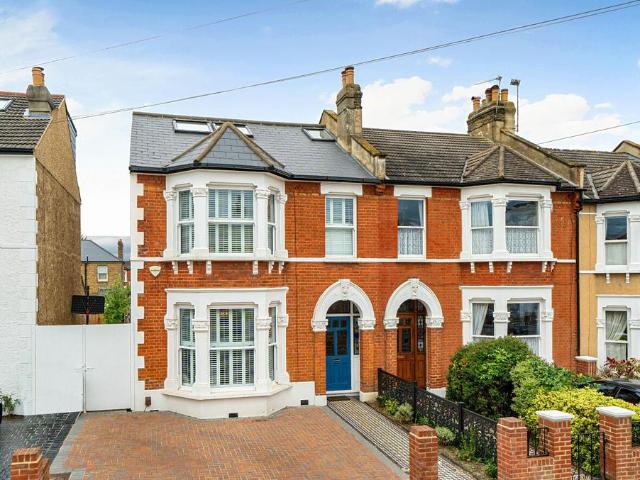 4 bedroom end of terrace house for sale