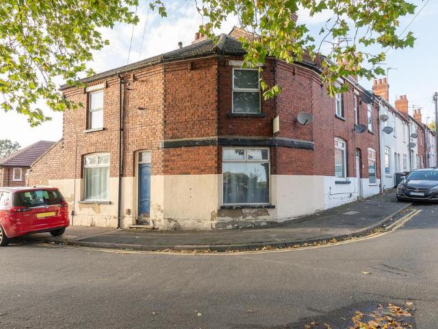 4 bedroom end of terrace house for sale