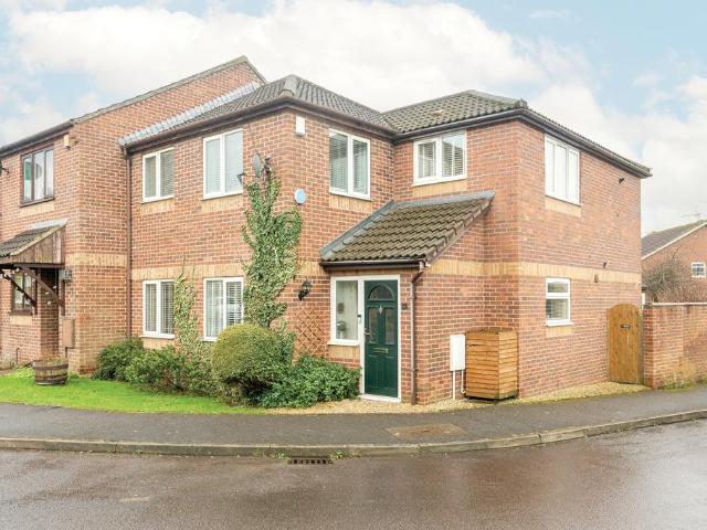 4 bedroom end of terrace house for sale