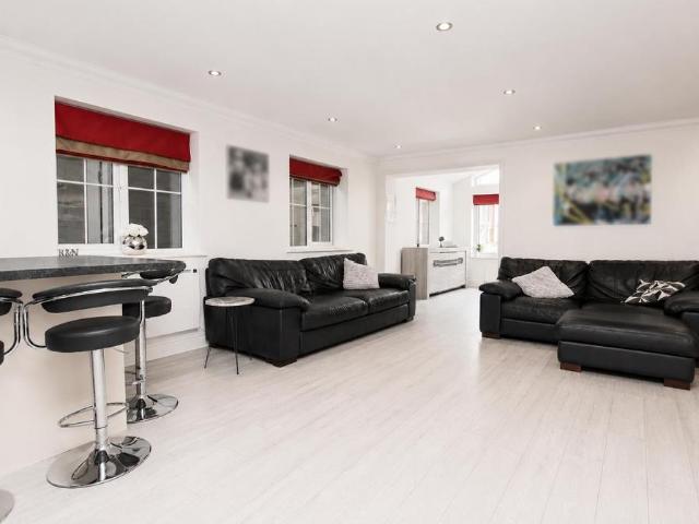 4 bedroom end of terrace house for sale