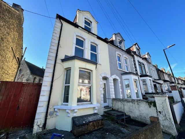 4 bedroom end of terrace house for sale