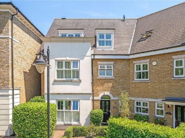 4 bedroom end of terrace house for sale