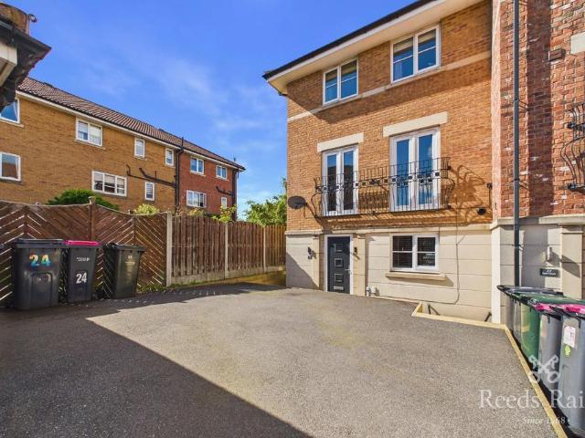 4 bedroom end of terrace house for sale