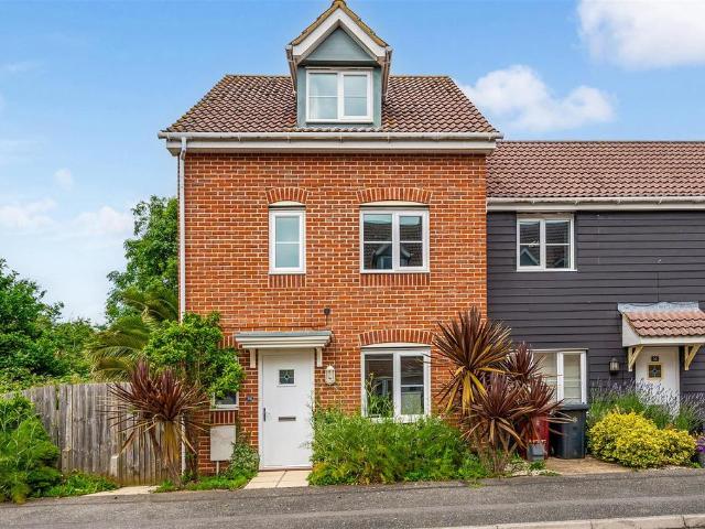 4 bedroom end of terrace house for sale