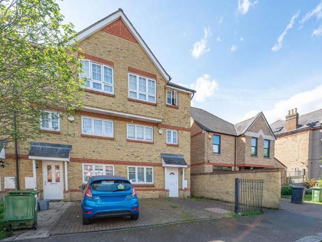 4 bedroom end of terrace house for sale