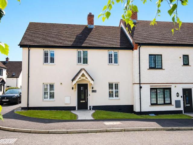 4 bedroom end of terrace house for sale