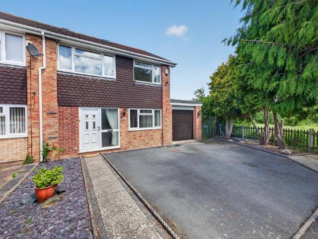 4 bedroom end of terrace house for sale