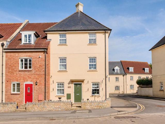 4 bedroom end of terrace house for sale