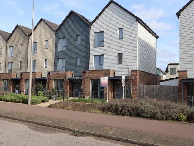 4 bedroom end of terrace house for sale