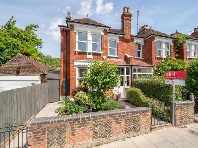 4 bedroom end of terrace house for sale