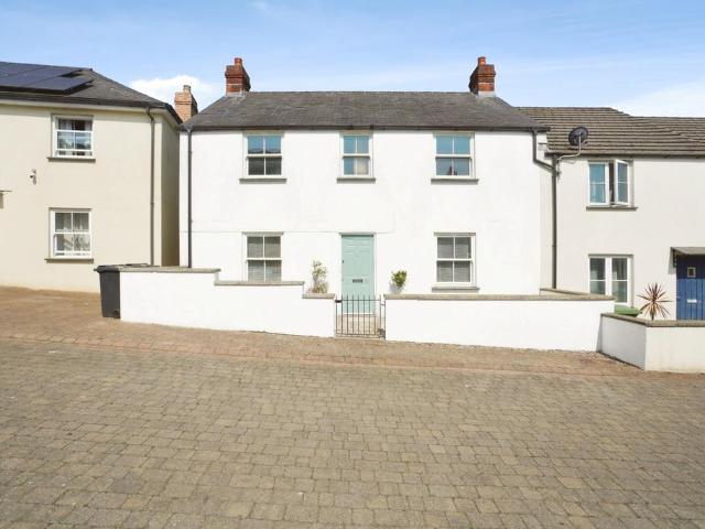 4 bedroom end of terrace house for sale