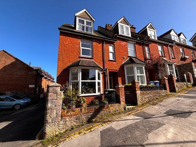 4 bedroom end of terrace house for sale