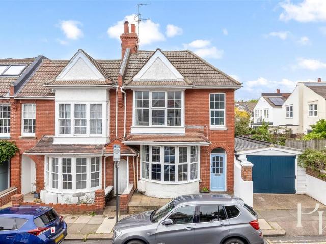 4 bedroom end of terrace house for sale