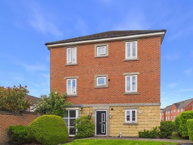 4 bedroom end of terrace house for sale