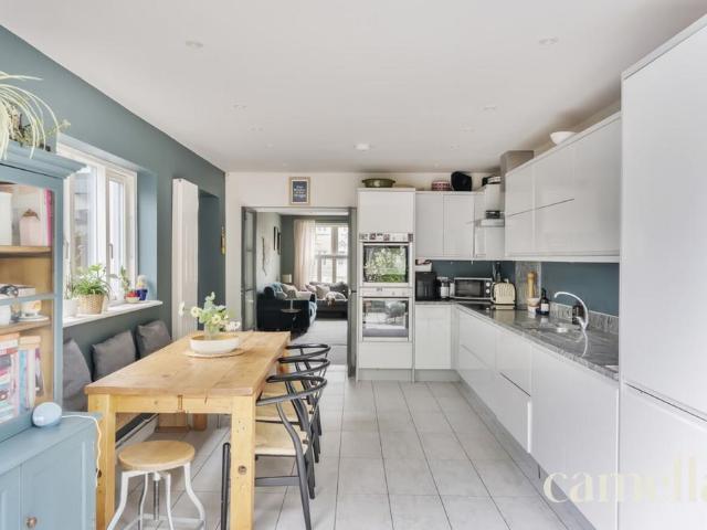 4 bedroom end of terrace house for sale