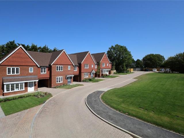 4 bedroom end of terrace house for sale