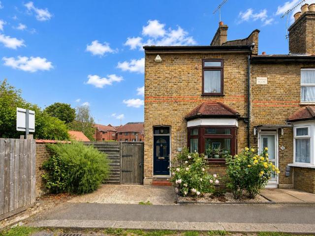4 bedroom end of terrace house for sale