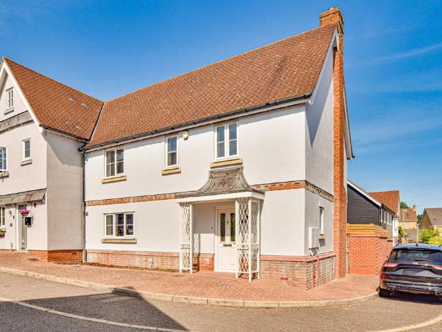 4 bedroom end of terrace house for sale