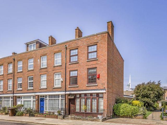4 bedroom end of terrace house for sale