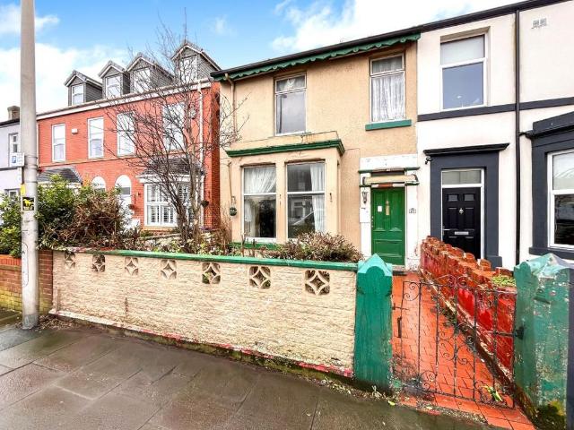 4 bedroom end of terrace house for sale