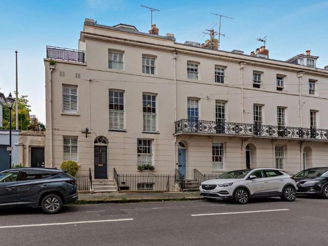 4 bedroom end of terrace house for sale