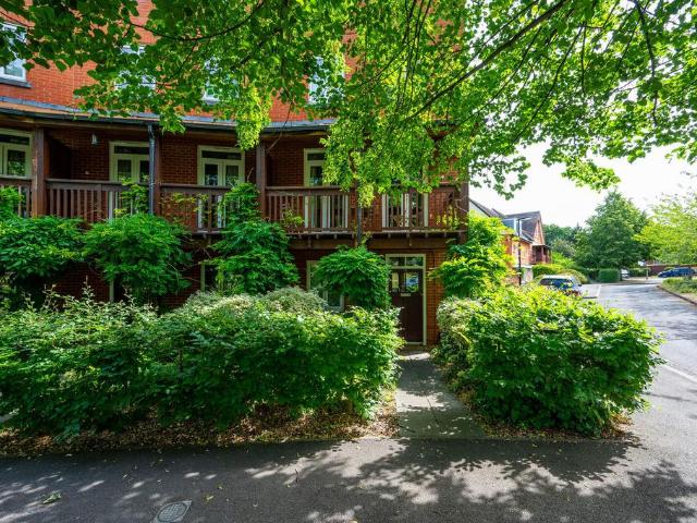 4 bedroom end of terrace house for sale