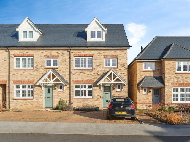 4 bedroom end of terrace house for sale