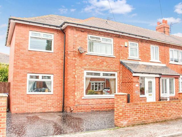 4 bedroom end of terrace house for sale