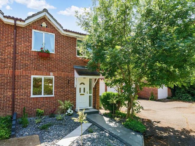 4 bedroom end of terrace house for sale