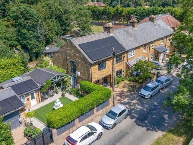 4 bedroom end of terrace house for sale