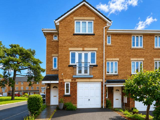 4 bedroom end of terrace house for sale