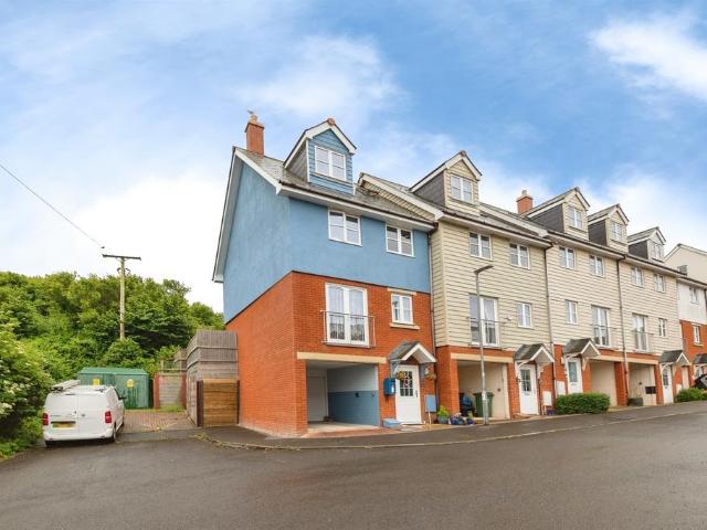 4 bedroom end of terrace house for sale