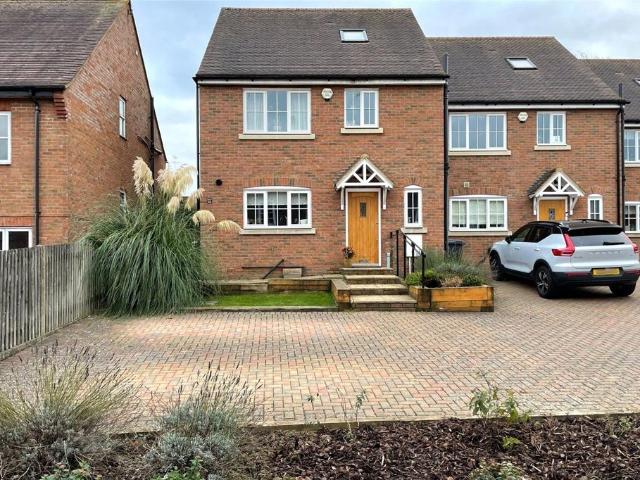 4 bedroom end of terrace house for sale