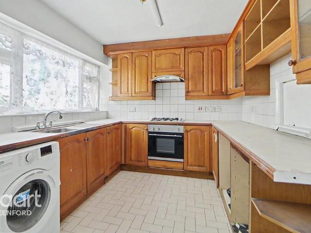 4 bedroom end of terrace house for sale
