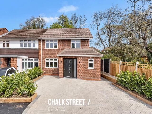 4 bedroom end of terrace house for sale