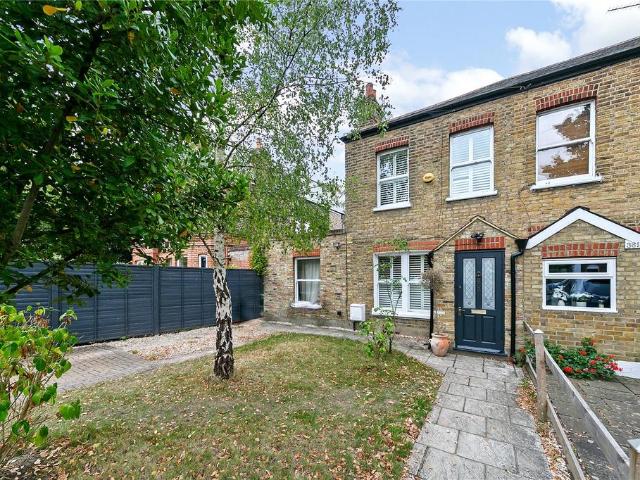 4 bedroom end of terrace house for sale