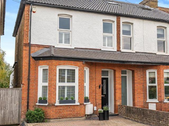 4 bedroom end of terrace house for sale