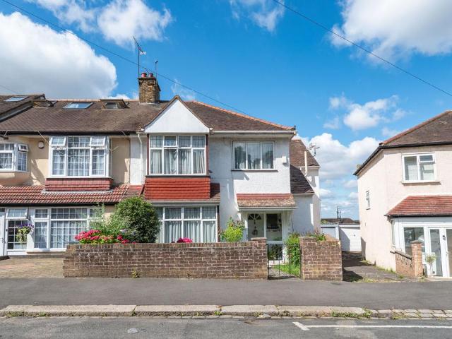 4 bedroom end of terrace house for sale